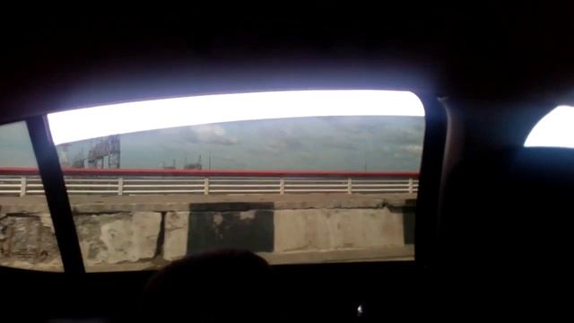 Проезжаем на автомобиле через реку Каму