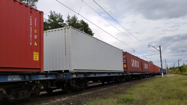"Валюта" ВЛ10К-1585 с контейнерным поездом