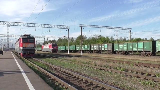 Электровозы ЧС7-275 (ТЧЭ-33) и ЭП1М-670 (ТЧЭ-8) выполняют маневровые передвижения по ст. Узуново.