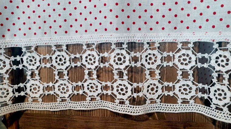 Вяжу крючком белое кружево из маленьких круглых мотивов с тройными пико