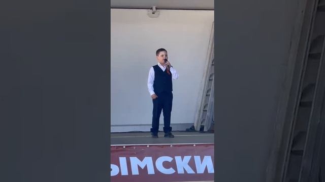 Внук читает стихотворение.