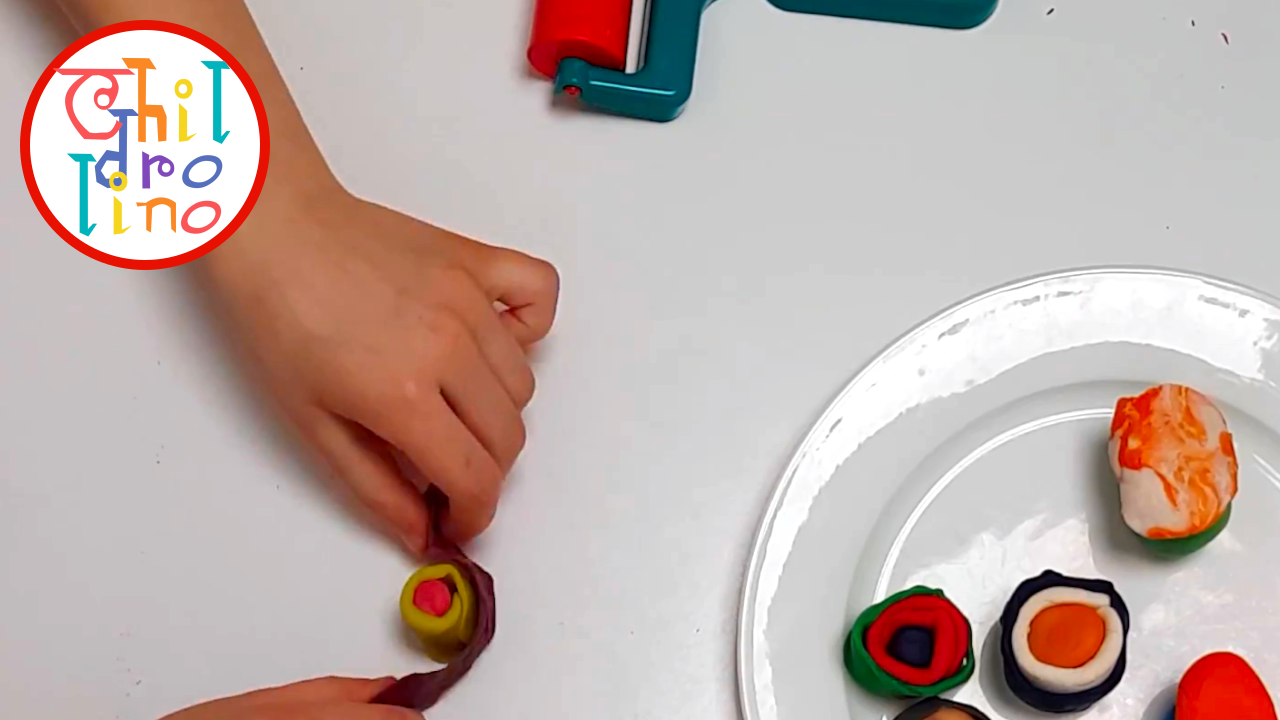 Как слепить суши из пластилина.