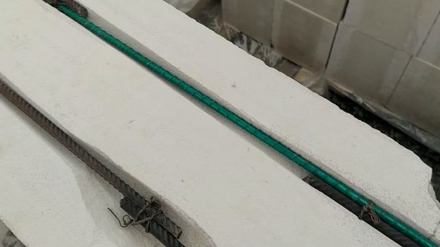 Армирование 3го ряда блоков. Строим сами себе. Крепко и тепло