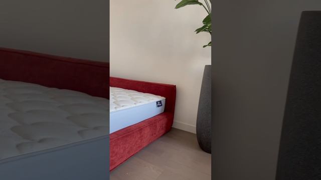 Красная кровать — идеальный способ разбавить белую комнату