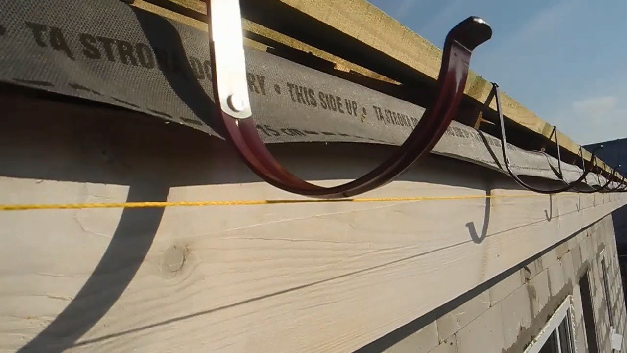 Монтаж креплений для слива воды на вальмовой крыше