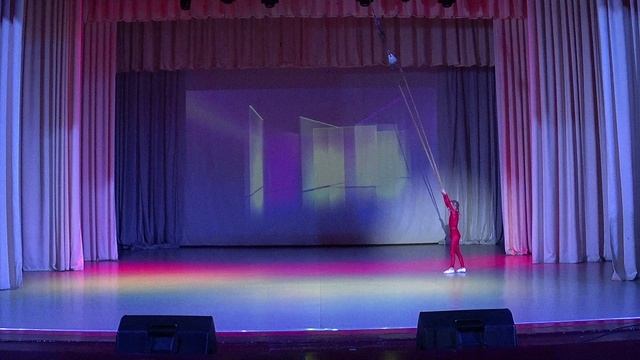 Гимнастка на ремнях "Hello new clown"