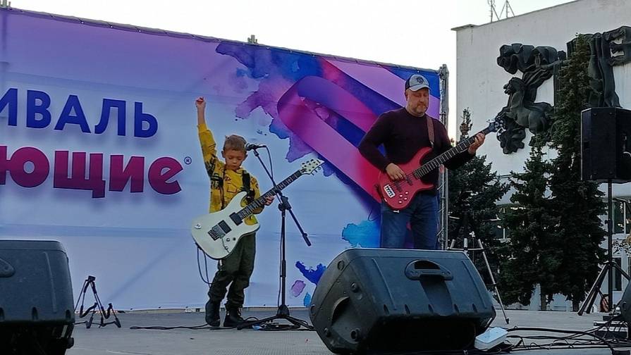 Лев и папа на танц-фесте - песни группы "Кино" (Виктор Цой). Видео с трясущихся рук😀 (02.09.2023г.)