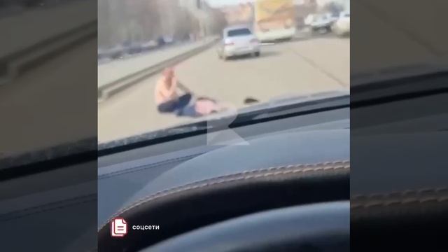 Мужчина сидит на дороге просит подвести на войну. Юмор.