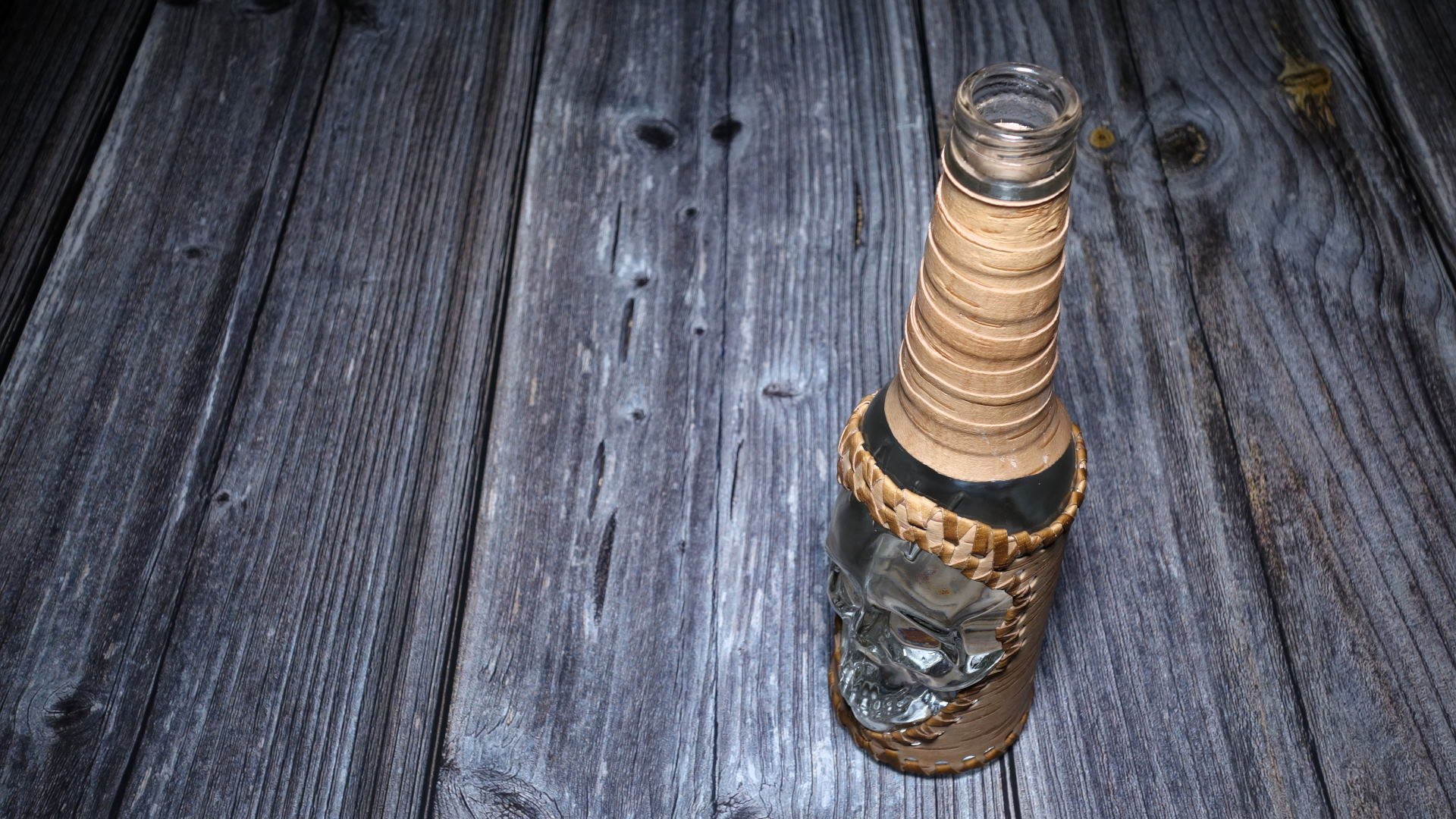 Бутылка с черепом в бересте.