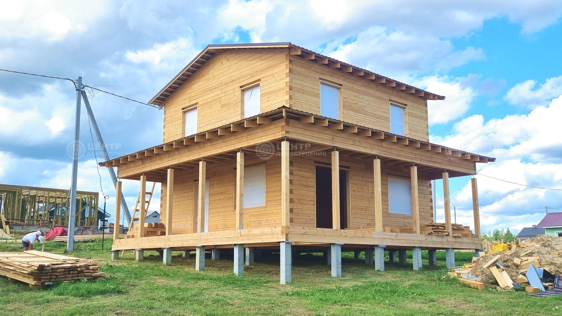 Двухэтажный дом 10 на 10 из бруса с угловой террасой в Сыктывкаре  Обзор дома от Центра Домостроения