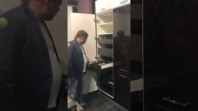 Колонка с выкатанными ящиками в кухне.mp4