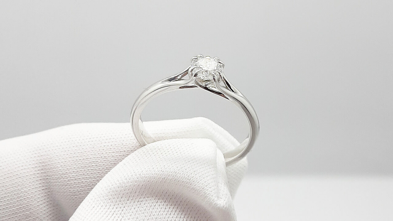 Кольцо с бриллиантом в 8 лапках