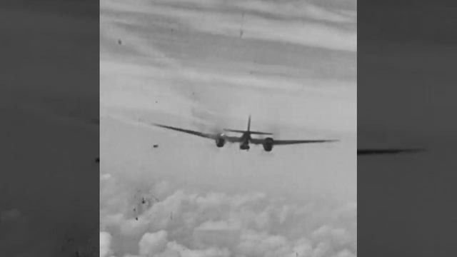 Советский самолет Туполев СБ сбрасывает бомбы под огнем Bf 109.
1941г.