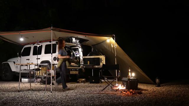 Идеальная машина для кемпинга. Одна в лесу готовит и отдыхает.