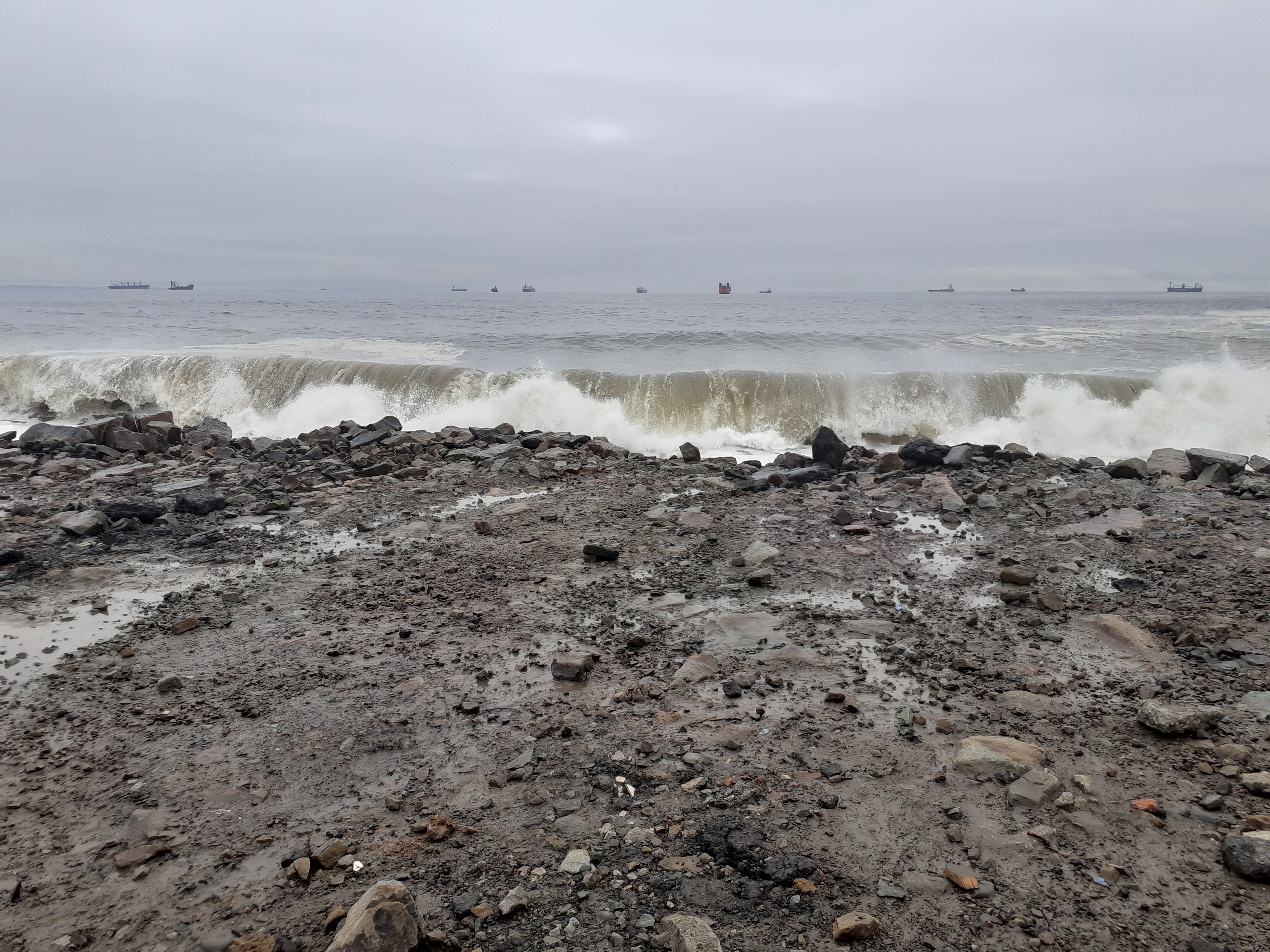 Морские волны в бухте Тихой. Владивосток.
