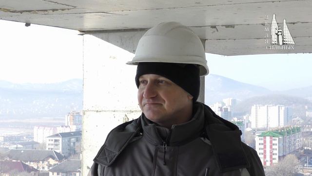 Он смотрит на город с высоты