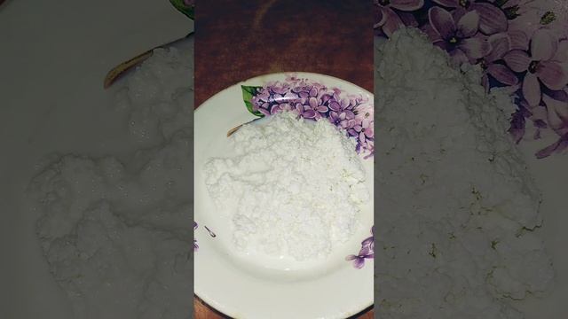 Готовим легкий перекус. Творог с земляникой и молоком.