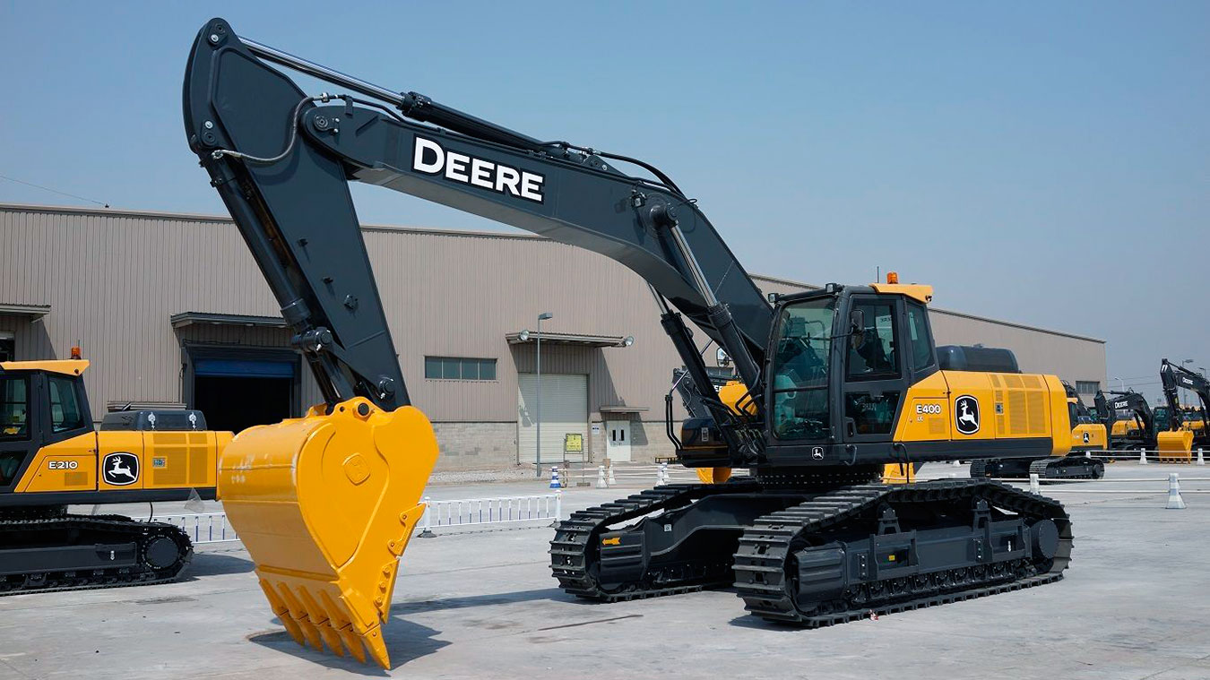 Экскаваторы John Deere в работе с широким спектром навесного оборудования