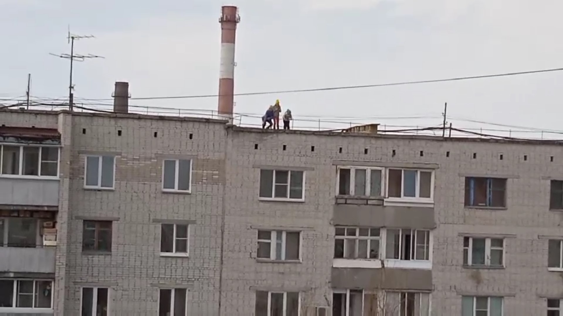 #БезКомментариев. Ребёнок снял на видео, как дети ходят по крыше дома, и рассказал взрослым!