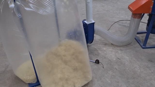 Дробилка измельчитель поролона модель МИ-600 дробление измельчение на сетке 25мм.mp4