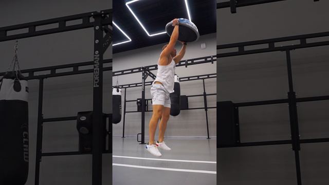 Круговая кросс тренировка. Кувалда, полусфера, мяч, гиря. #sportlife #кроссфит #круговаятренировка