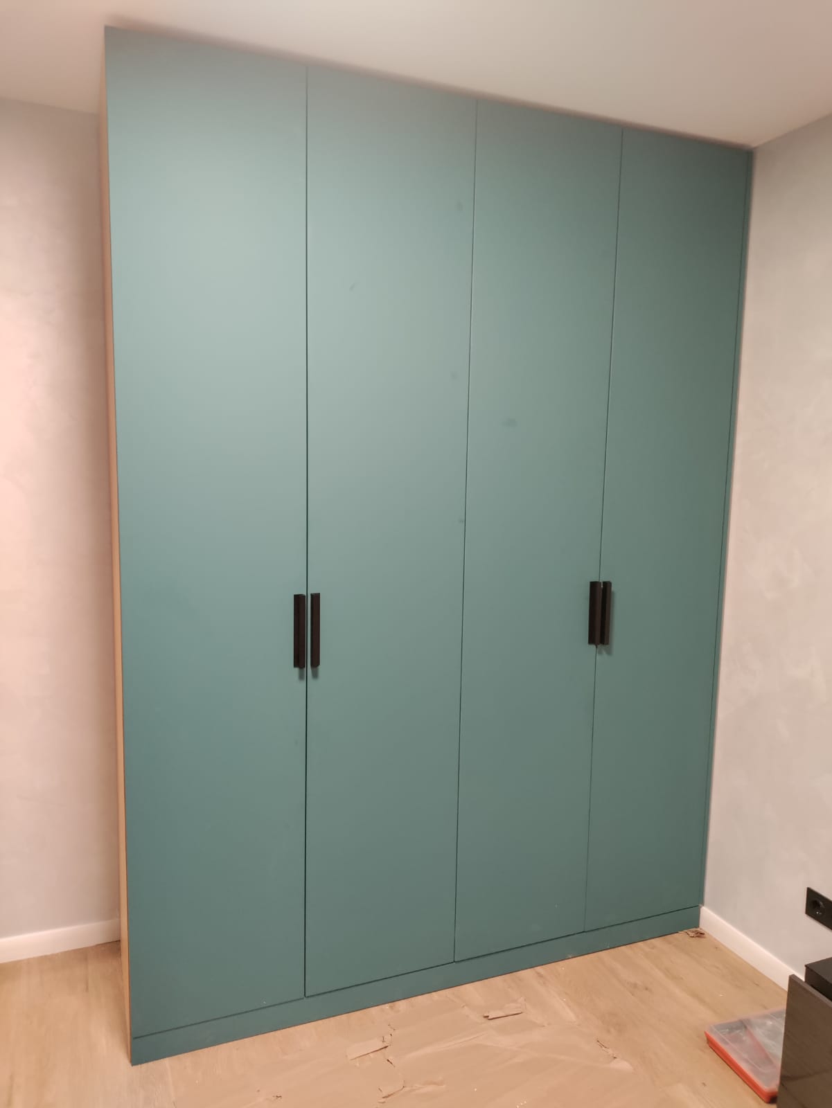 Четырехстворчатый распашной шкаф