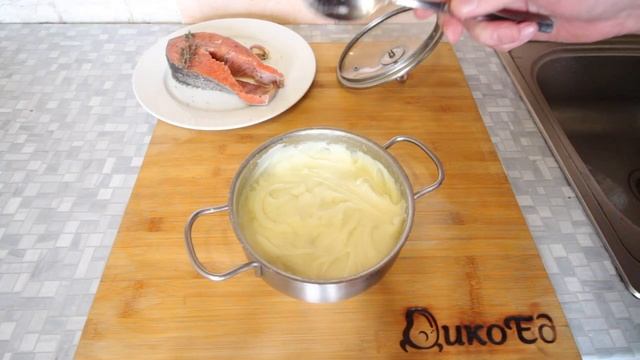 Видео рецепт стейка из чавычи на сковороде_ быстро и вкусно готовим чавычу с картофельным пюре.mp4