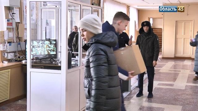 Курганские гимназисты сплели маскировочную сеть и написали письма для бойцов СВО