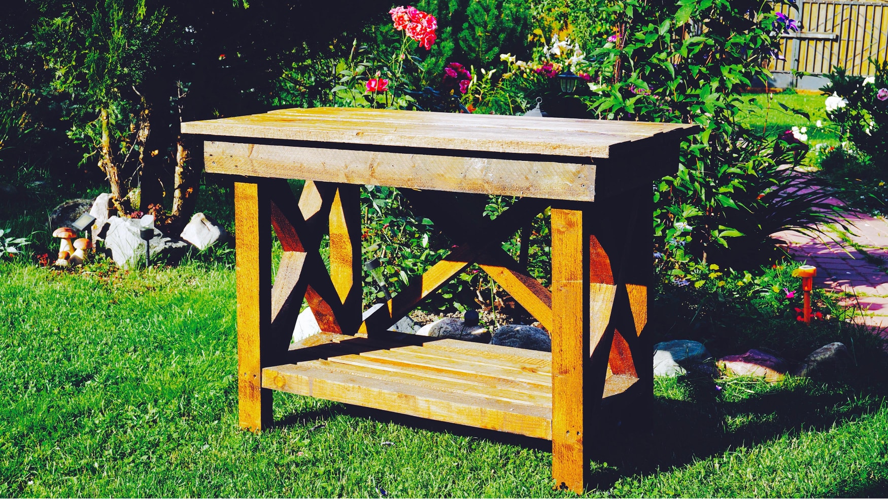 Рабочий столик для сада или верстак уличный