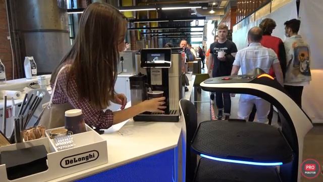 Роботы официанты в московских кафе