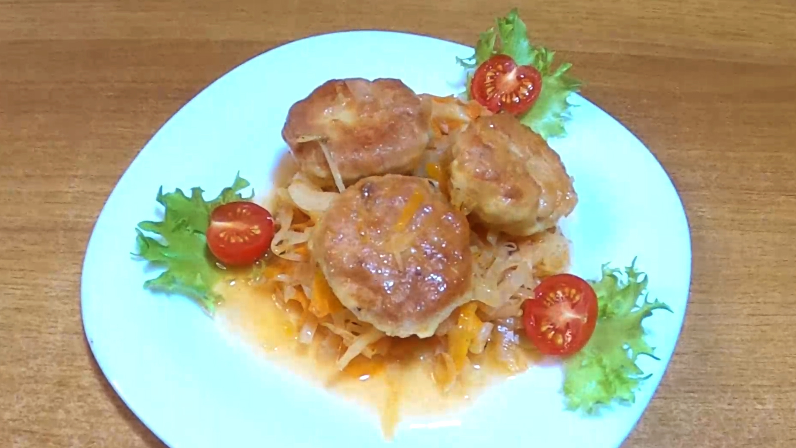 Фрикадельки с тушеной капустой. Два в одном. Очень вкусно.