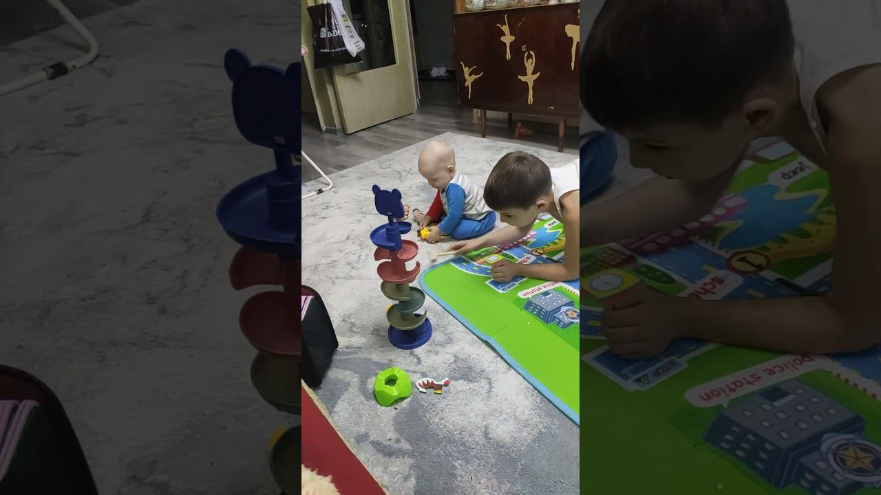 Арсюша играет со старшим братом Денисом