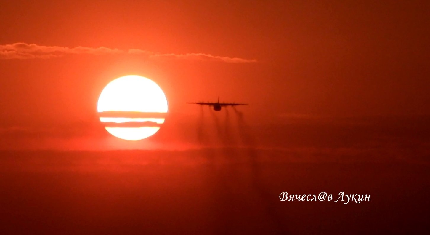 Тренировочный полёт на закате Ан-12БК №68