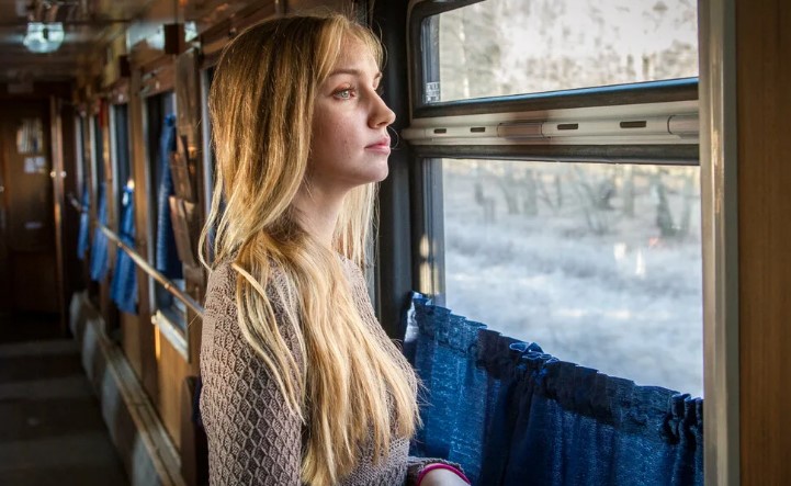 Поезд тронулся и набирая ход... Автор текста Лилия Каренко. Стихи.