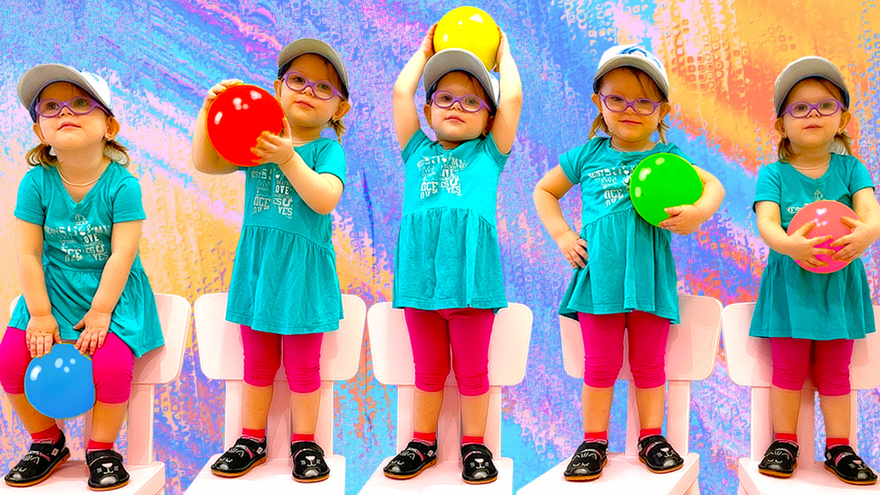 Кира проказничает и кидает мячик под песенку Five little monkeys jumping on the bed