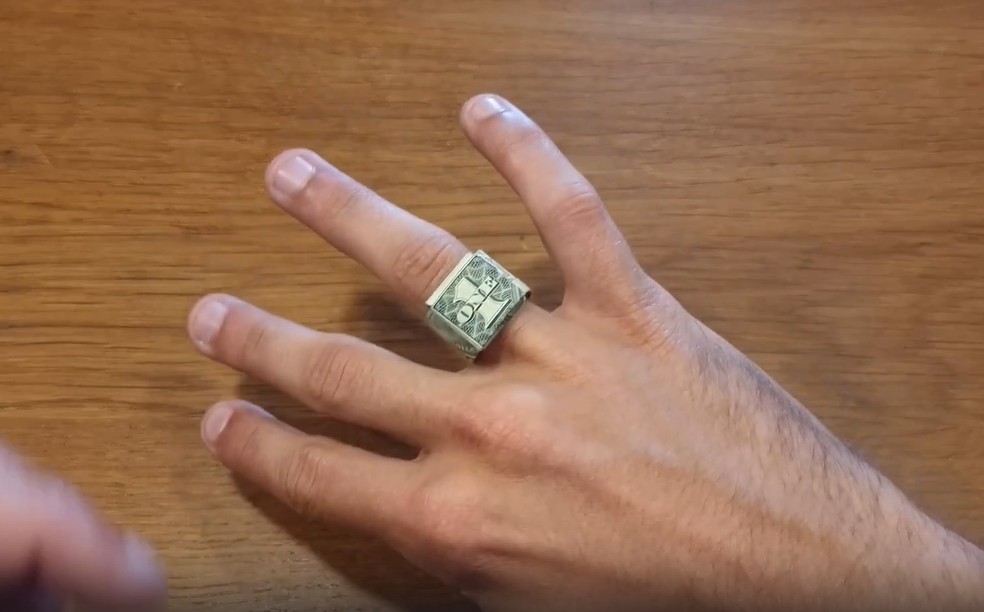 Оригами - кольцо из доллара.