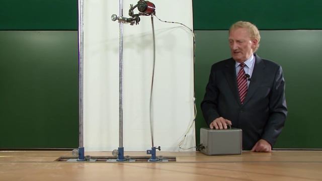 Поперечные стоячие волны на резиновом шнуре