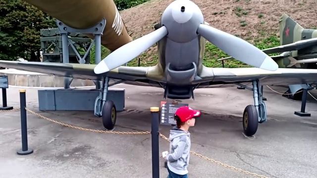 Поездка в Киев: Мемориал Родина-мать - выставка военной техники