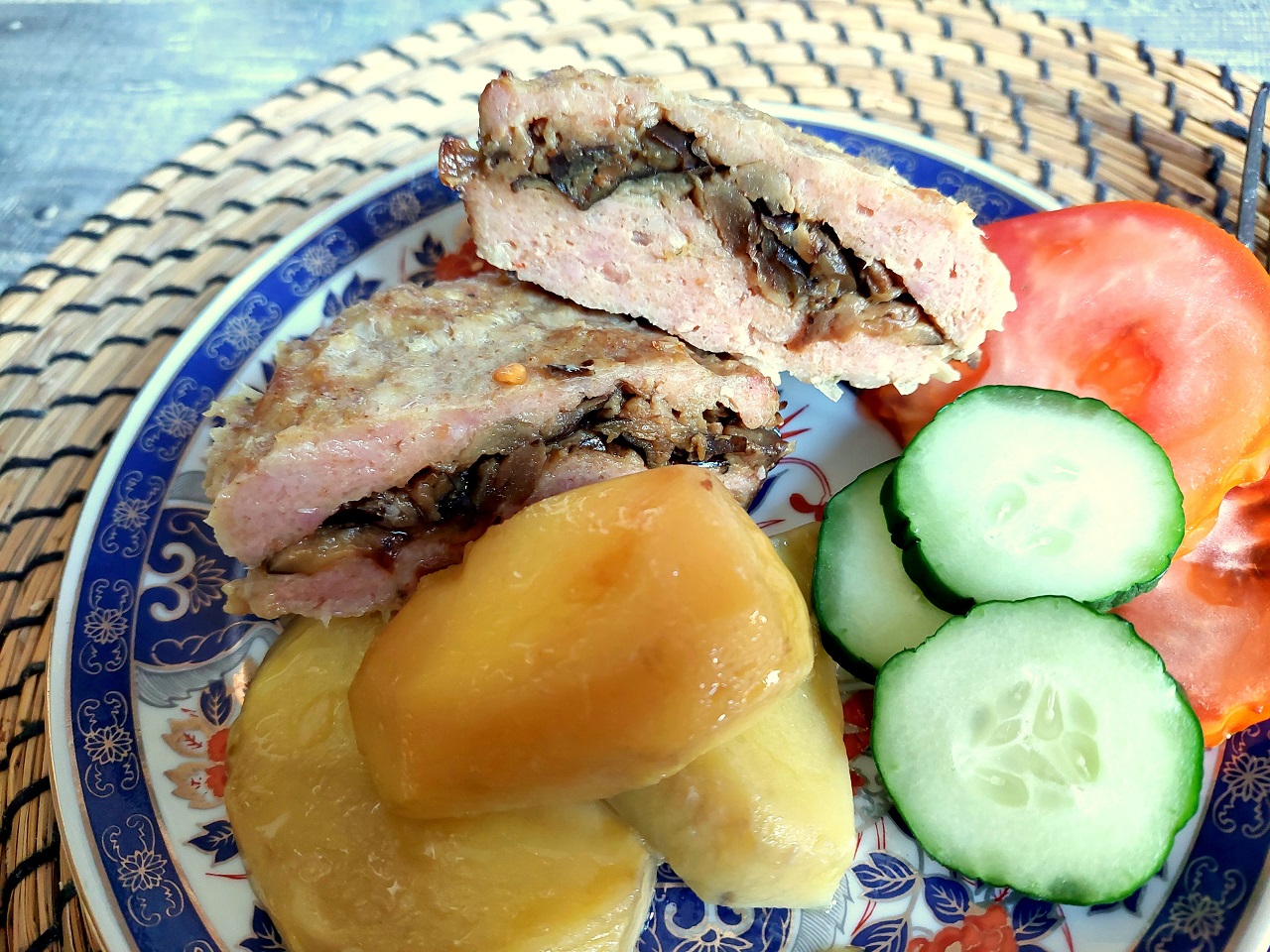 Зразы с баклажанами, запеченные в духовке с картофелем. Если надоели обычные котлеты.