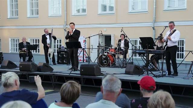 отрывок песни 'Еще не вечер'