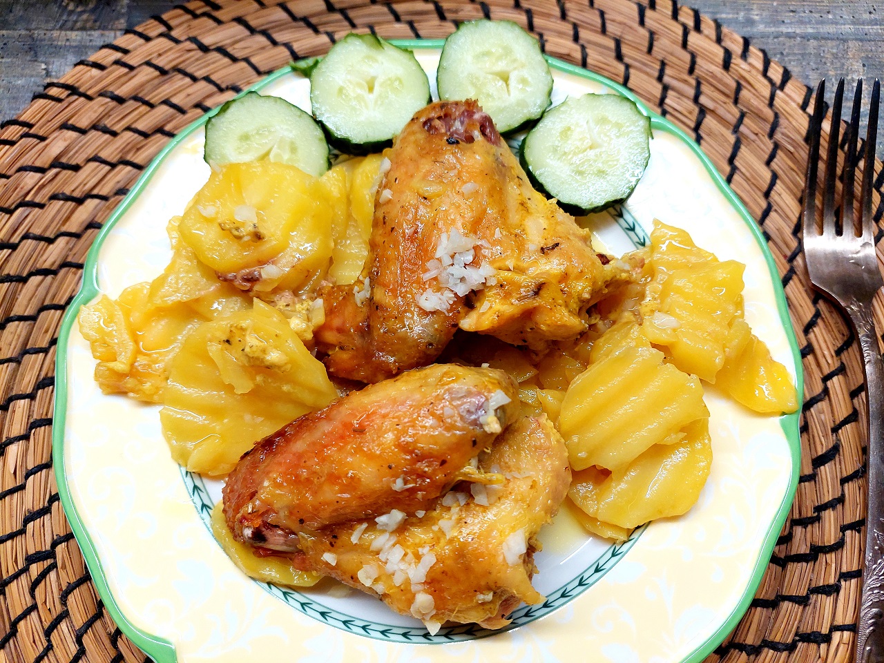 Куриные крылышки с картошкой, запечённые в духовке. Вкусно. Просто. Быстро.