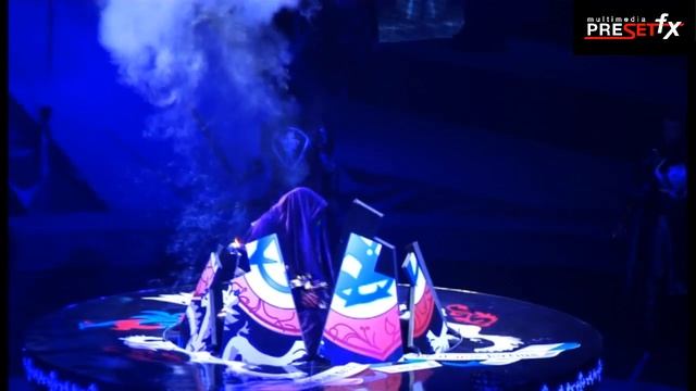 Эффект падающей кометы с попаданием в декорацию с последующей световой вспышкой.