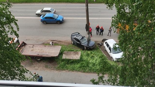 Авария. Машину перегнуло об столб. Ижевск. Эвакуатор. Ижевск. Улица Петрова. 2