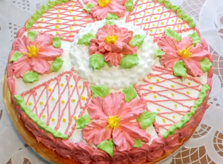 ОФОРМЛЯЕМ ТОРТ БЕЛКОВЫМ КРЕМОМ.