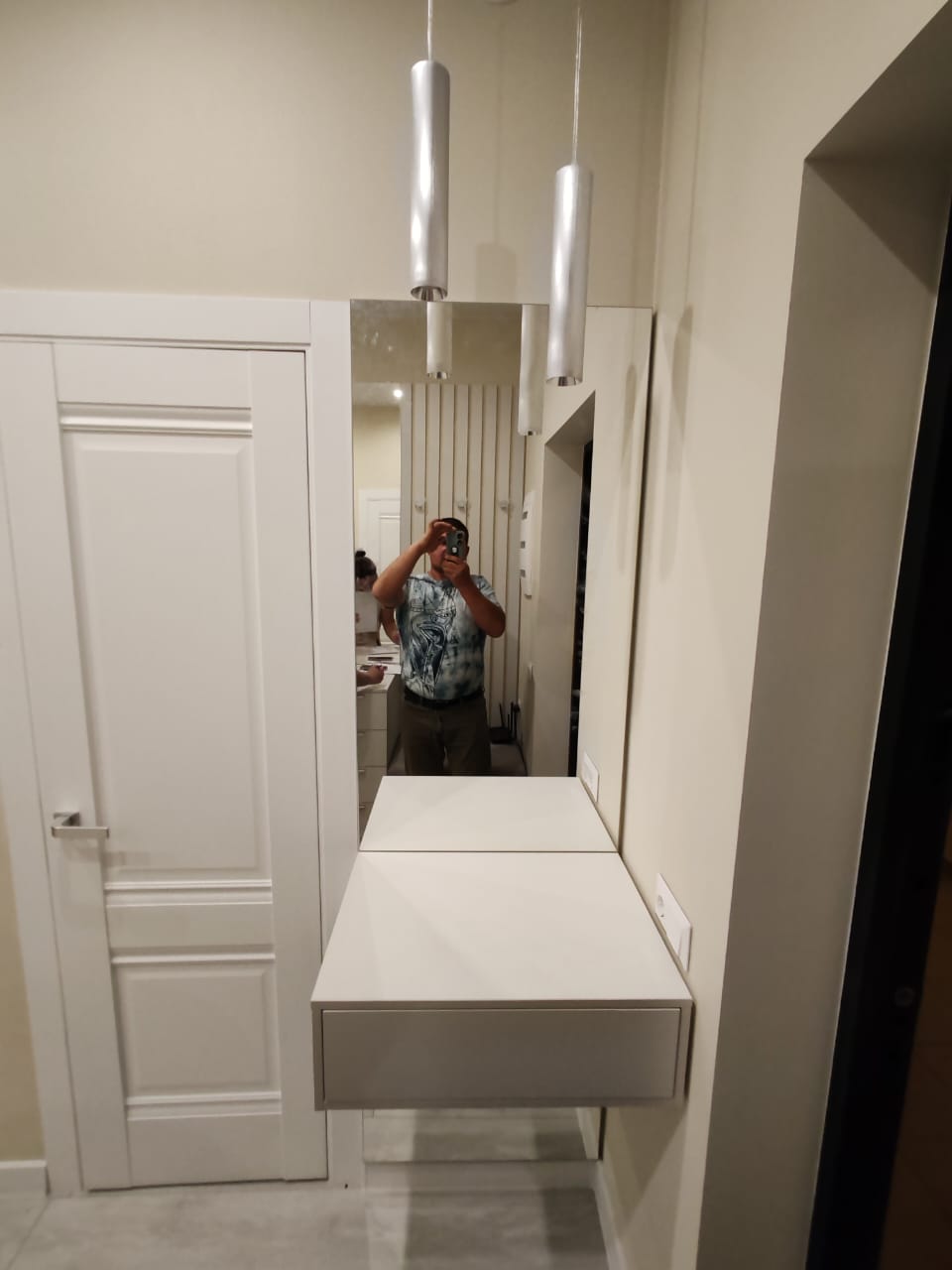 Подвесная консоль с зеркалом в прихожую