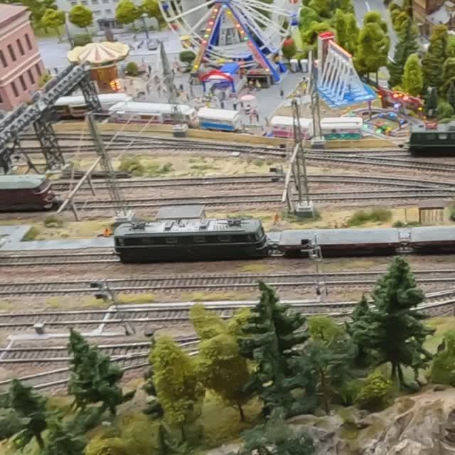 Поезд едет на макете