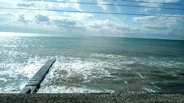 Сочи.Шторм. Вид с электрички между Хоста и Мацеста.