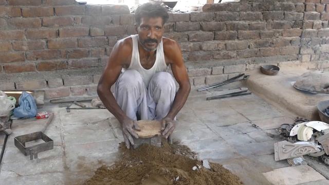 Отливка металла и оголенный фасад из алюминия.