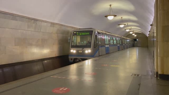 Метросостав 81-740.4/741.4 "Русич" прибывает на ст.Бауманская