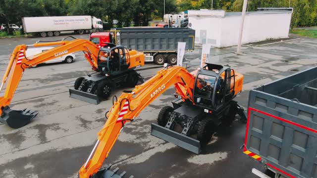 Демо показ новых колесных экскаваторов UMG E145W и E185W в Кемерово